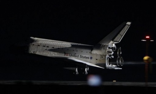 Last space shuttle comes home, ends 30-year era | Chicago Defender